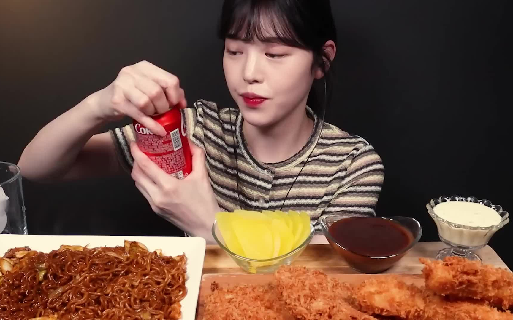 【Boki 字幕版】酥脆的超大芝士猪排、炸虾，还有从日本买来的火鸡日式炒面吃播-隐居在温哥华-隐居在温哥华-哔哩哔哩视频