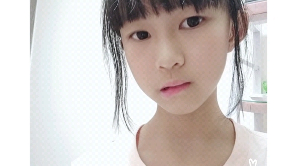 罗智莹在福建小兄妹家里写暑假作业 