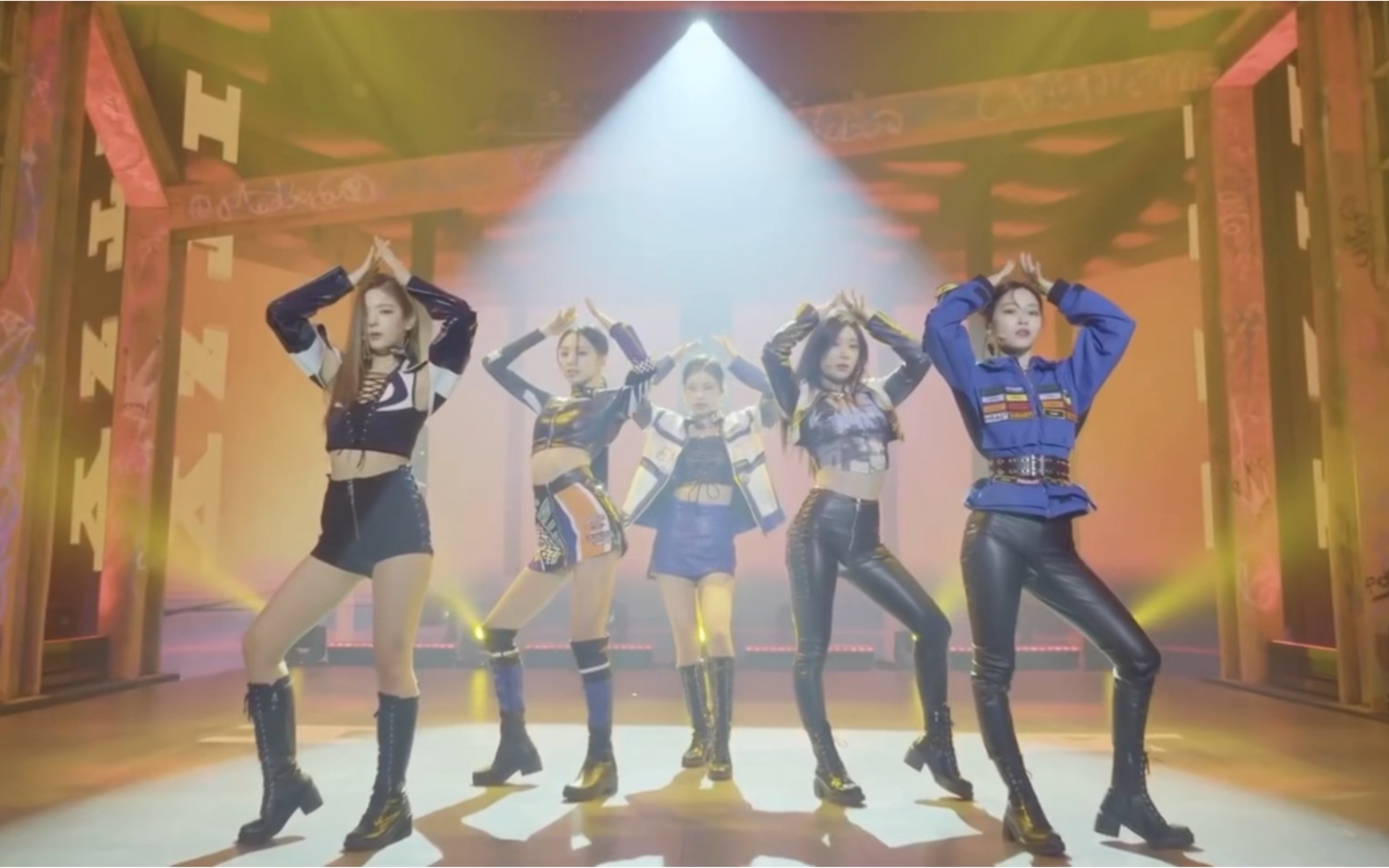 ITZY《Voltage》Special Performance Movie (YouTube ver.)_哔哩哔哩_bilibili
