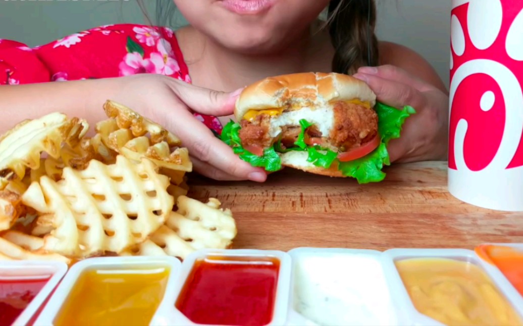 【Suell】Chick Fil A鸡肉芝士三明治和薯格-山底冬人-吃播-哔哩哔哩视频