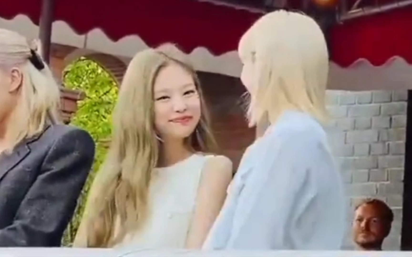 【JENLISA】竟被一个回头给甜哭了！你敢信？_哔哩哔哩_bilibili