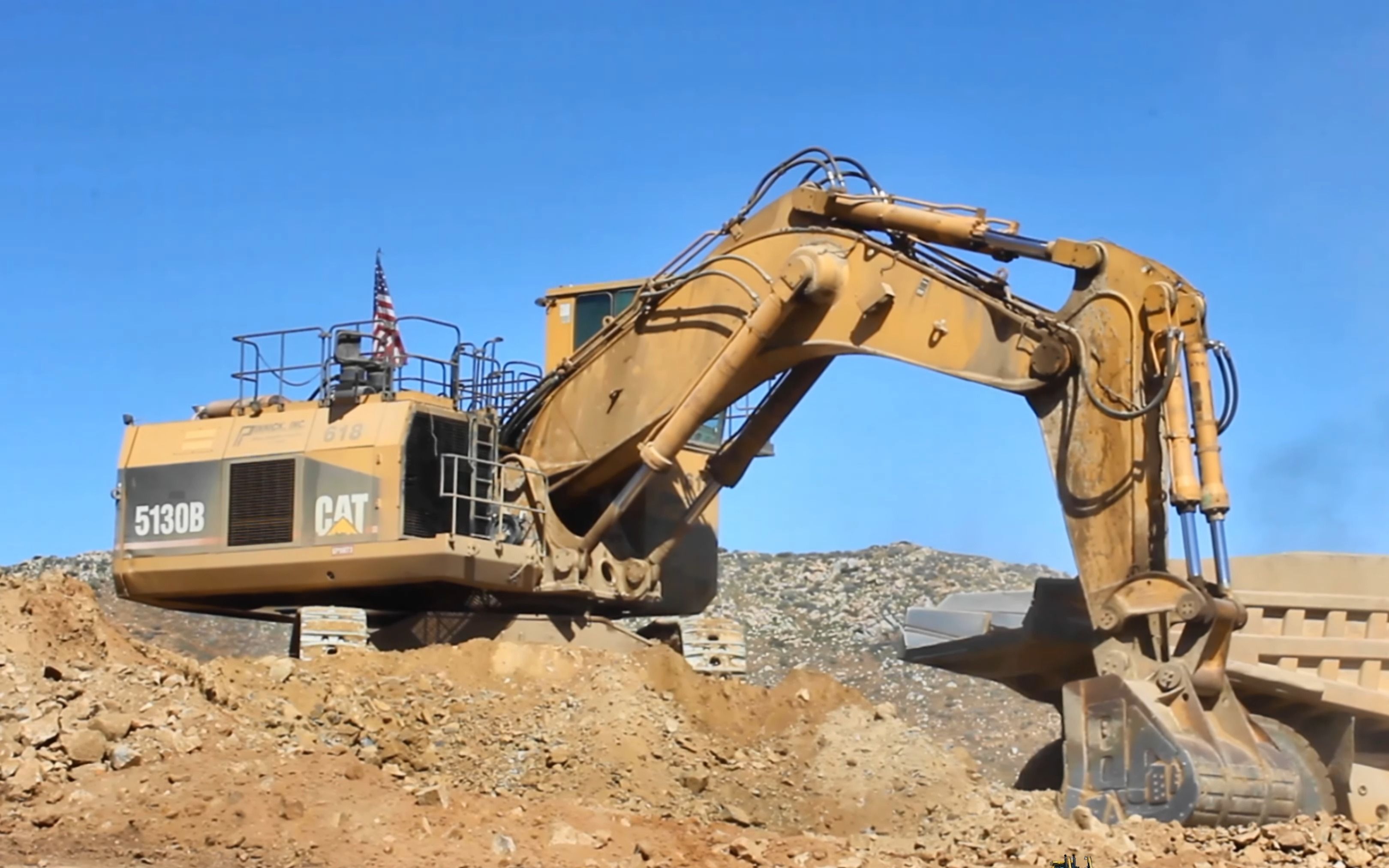 CAT 5130B，5130挖掘机土方装车施工_哔哩哔哩_bilibili