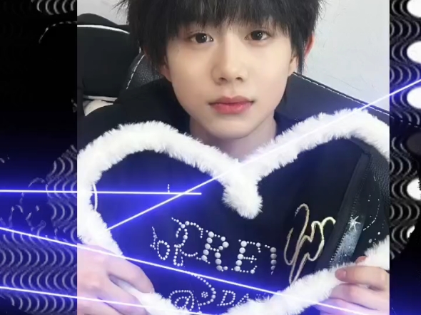 【咿呀呀vvi】第一支视频求三连！-咿呀呀vvi-陈奕恒-哔哩哔哩视频