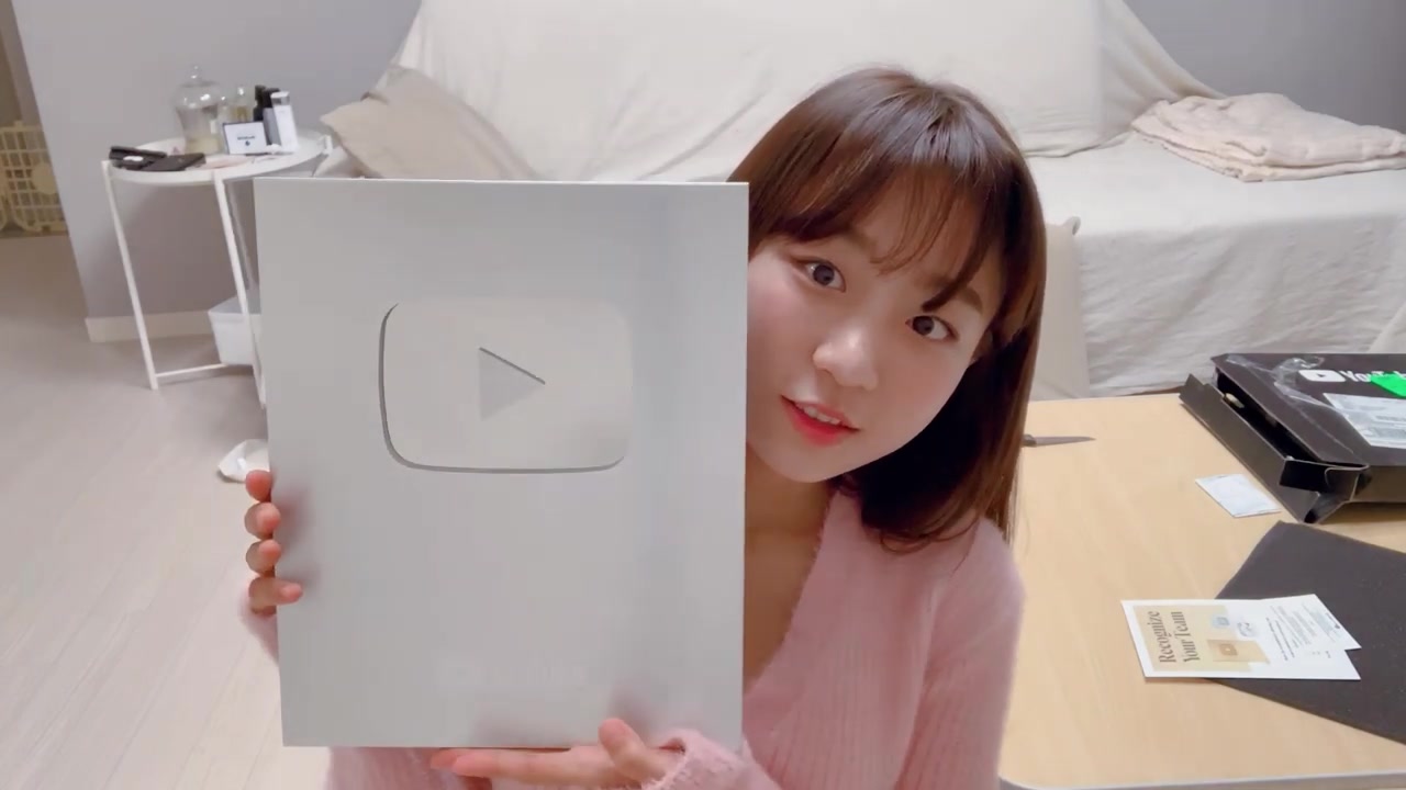 韩国女Dj henney获得了官方颁发的认证证书：太亮了，反光的很清楚_哔哩哔哩_bilibili