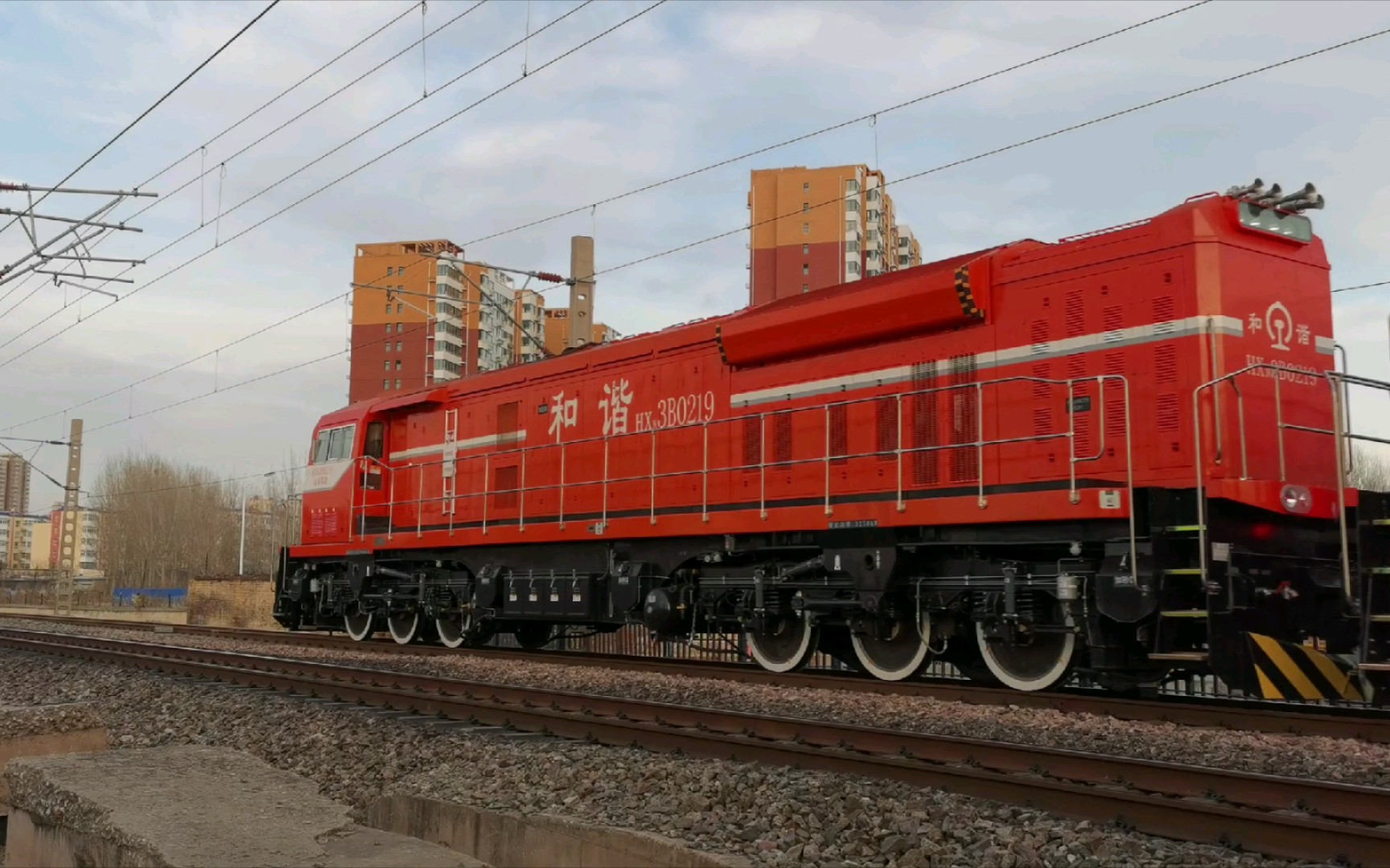 【京广铁路】邯郸新车HXN3B通过河道桥_哔哩哔哩_bilibili