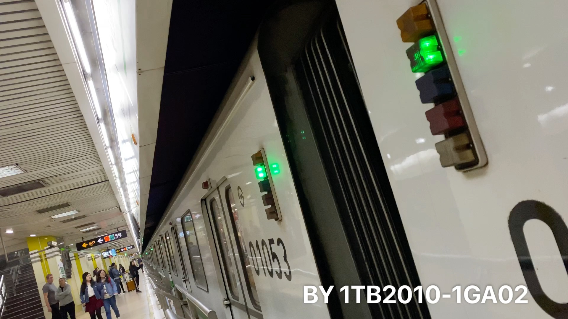 【上海地铁2号线】满载年代感的02A01型列车，安达西门子电机。龙阳路站出站_哔哩哔哩_bilibili