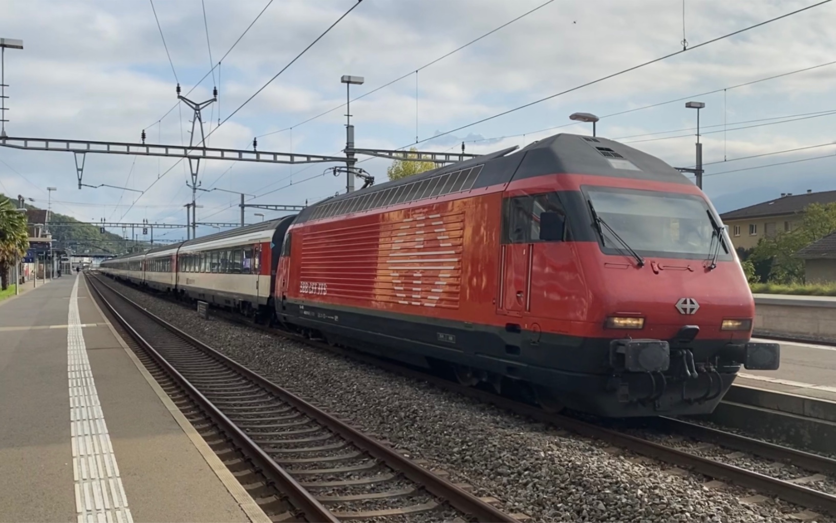 瑞士联邦铁路RE460电力机车动集IR90线双方向列车Aigle艾格勒车站出站发车_哔哩哔哩_bilibili