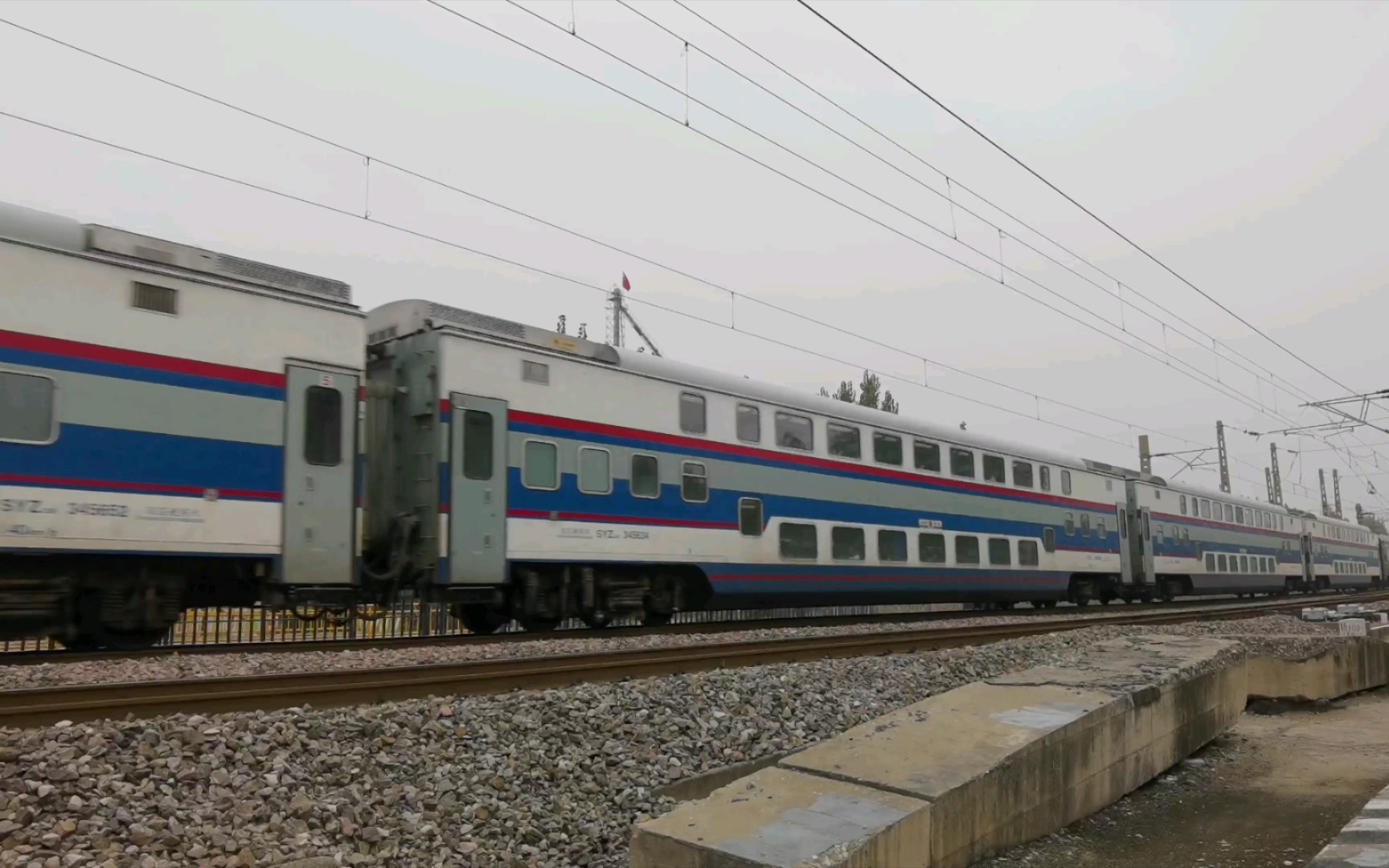 国庆节临客K5211次双层列车接近_哔哩哔哩_bilibili