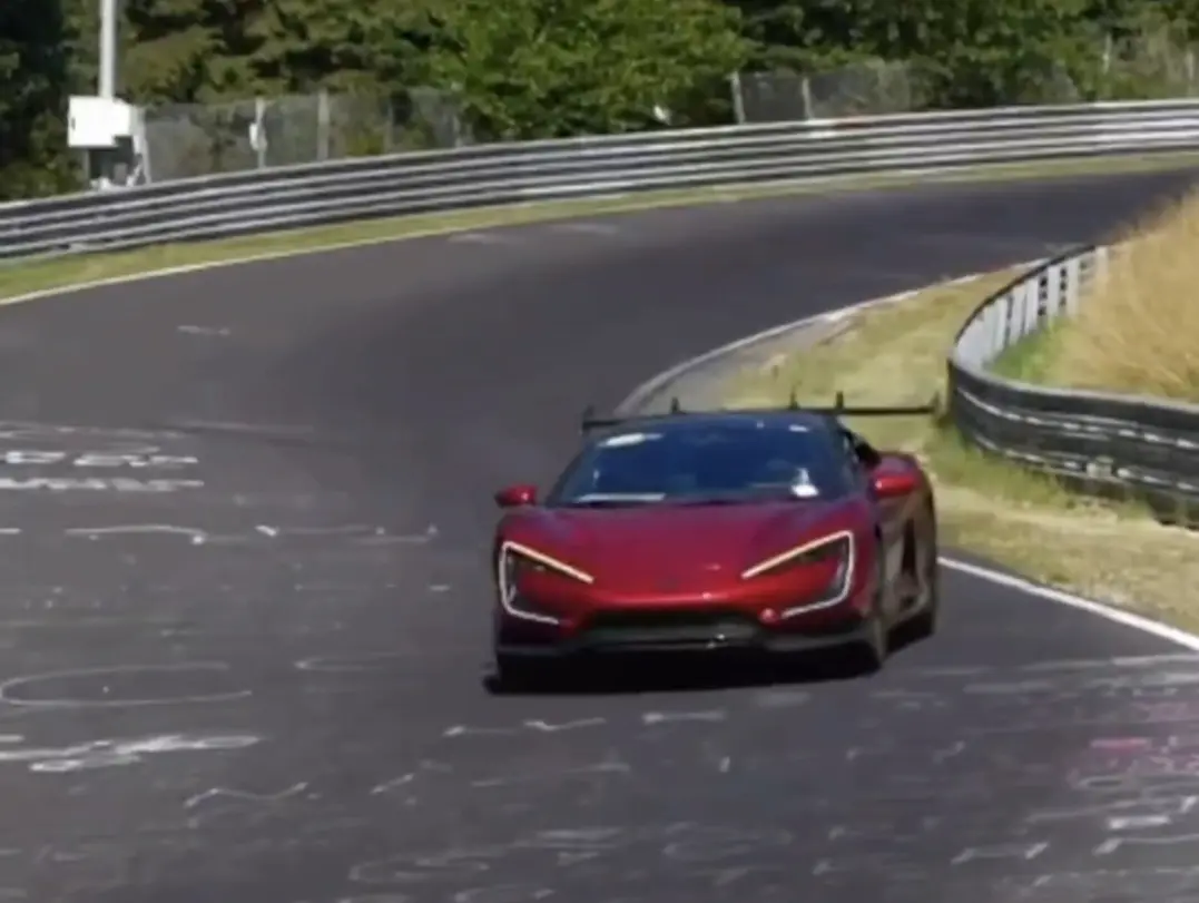 改进过后的仰望U9再次征战纽北，两辆U9过弯姿态对比，明显比去年改进很大了！_哔哩哔哩_bilibili