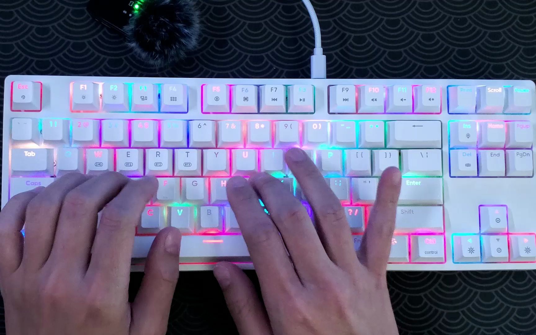 小贵，特好用~！这才叫客制化机械键盘！Monka魔咖A87配列，纯正机械轴，一体式硅胶轴垫，有线2.4g蓝牙三模！粉丝留言抽福利送键盘！