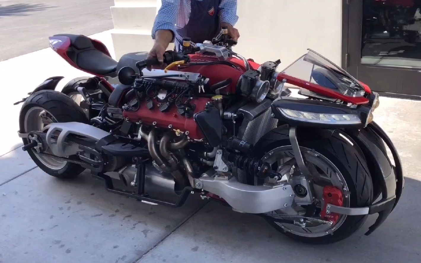 搭载法拉利V8引擎摩托车 Lazareth LM_哔哩哔哩_bilibili