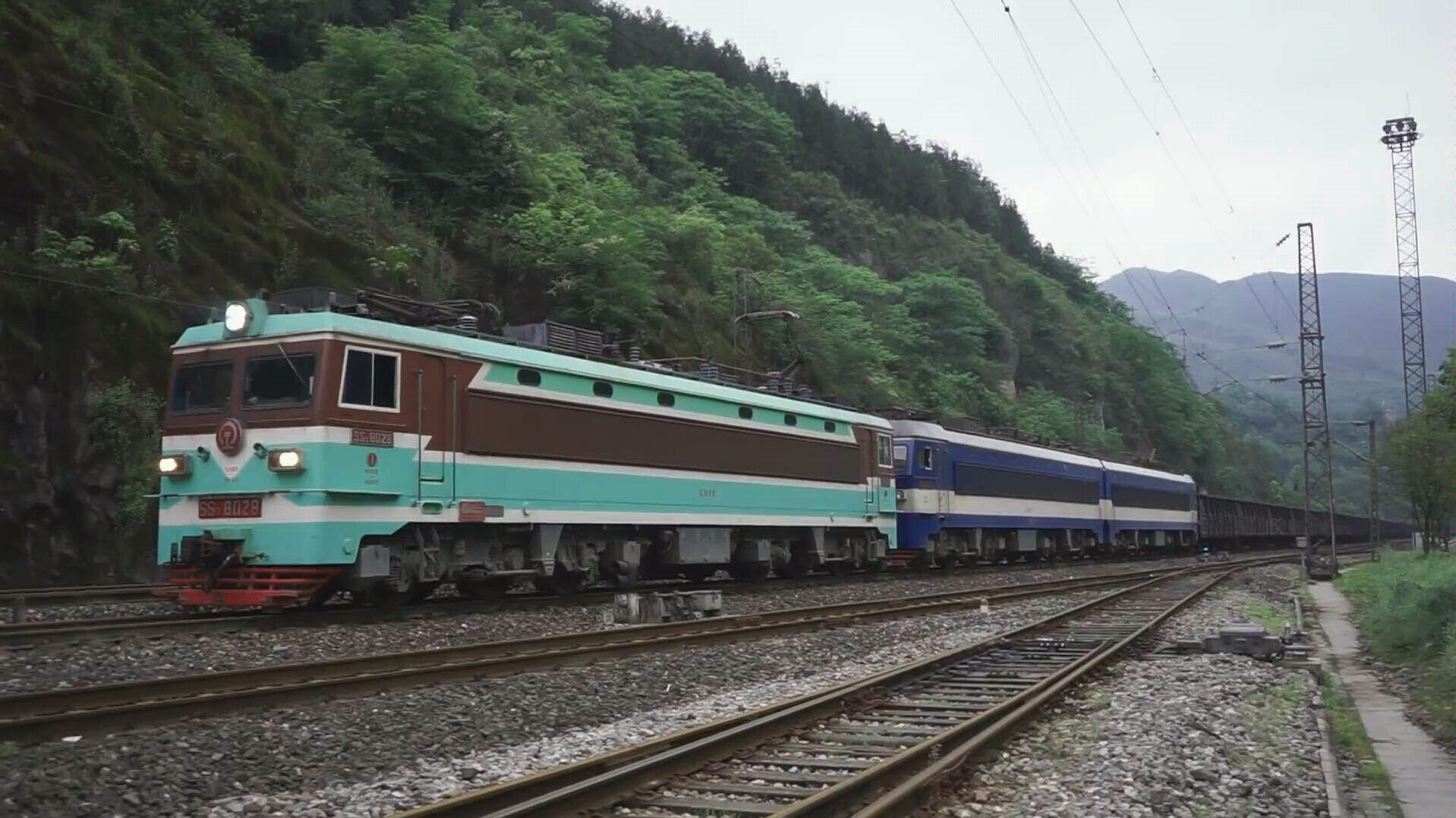 SS3和SS3B牵引大列从凉风垭站出发_哔哩哔哩_bilibili