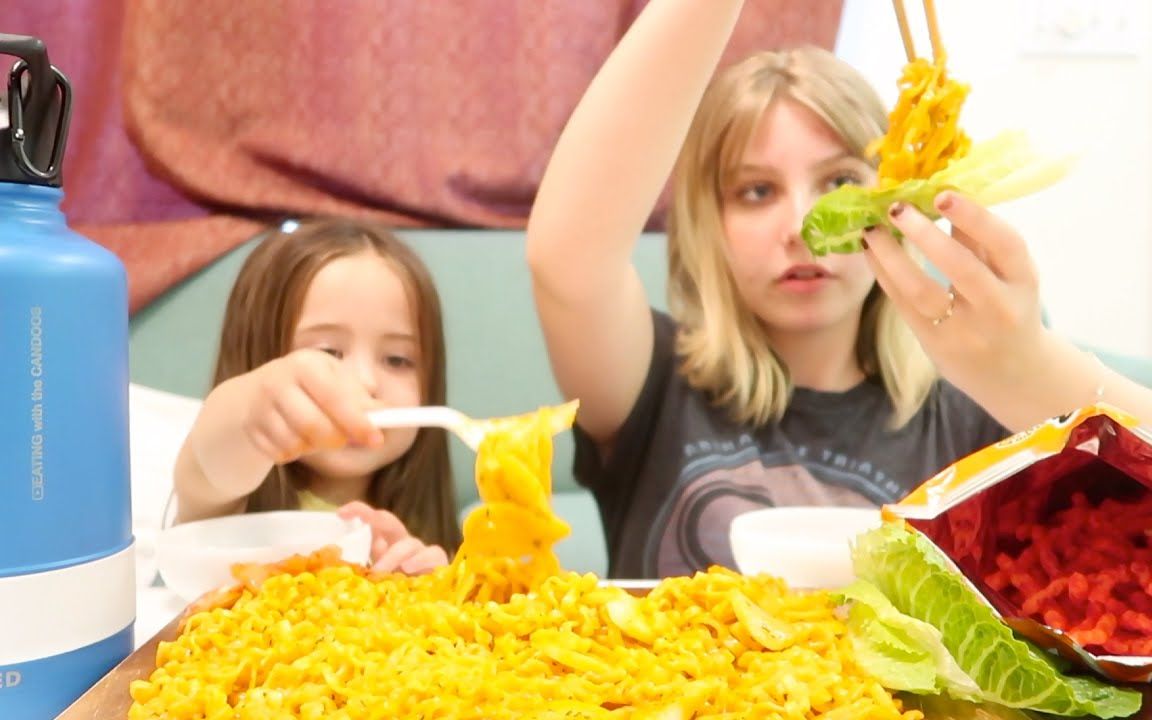 【EATING with the CANDOOS】和妹妹一起吃韩国辣面_哔哩哔哩_bilibili