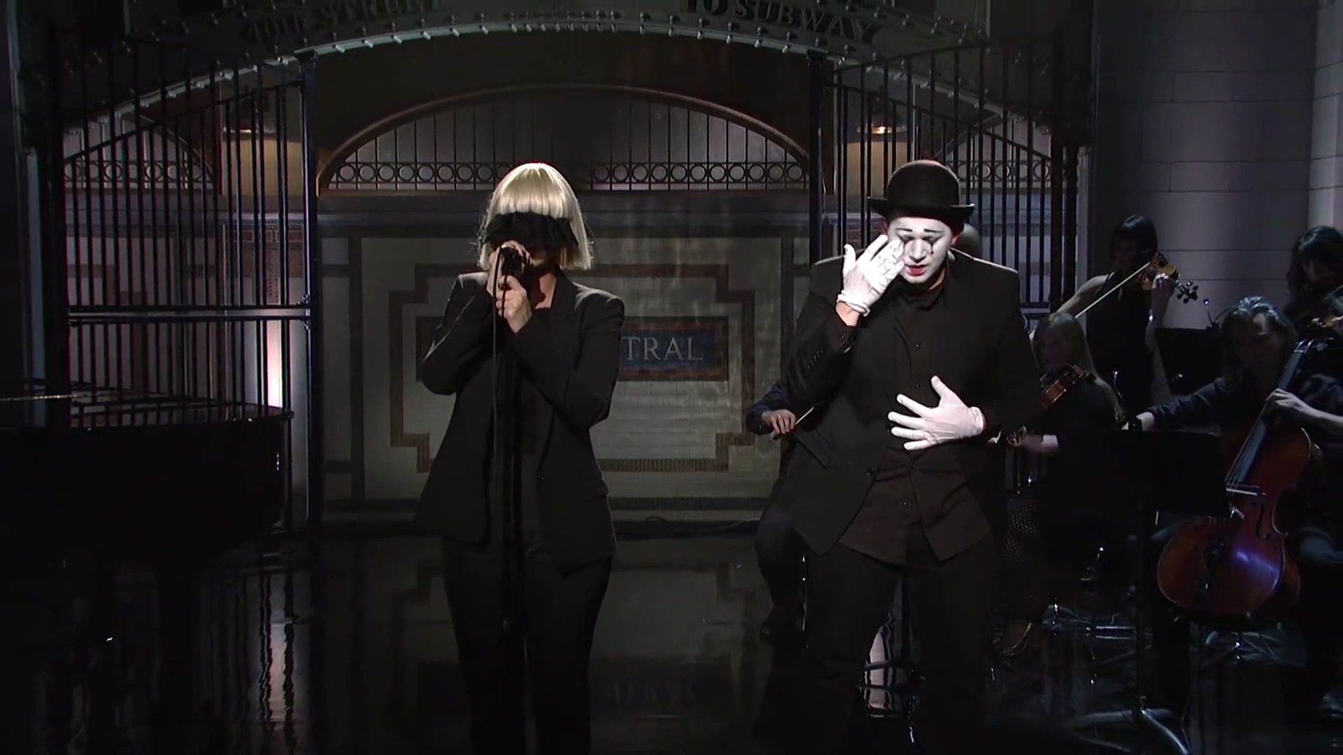 【经典LIVE回顾】Sia《Chandelier》_哔哩哔哩_bilibili