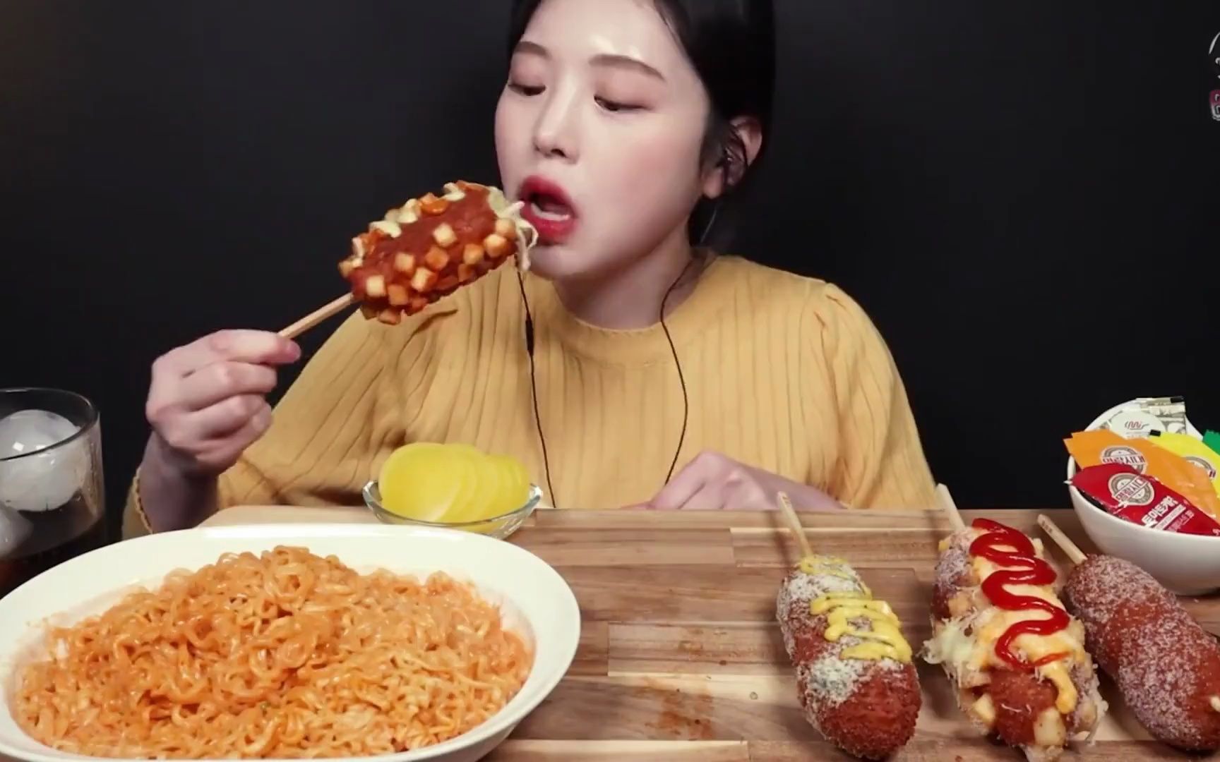 BOKI中字！芝士热狗搭配番茄奶油火鸡面！-亲爱的Boki-亲爱的Boki-哔哩哔哩视频