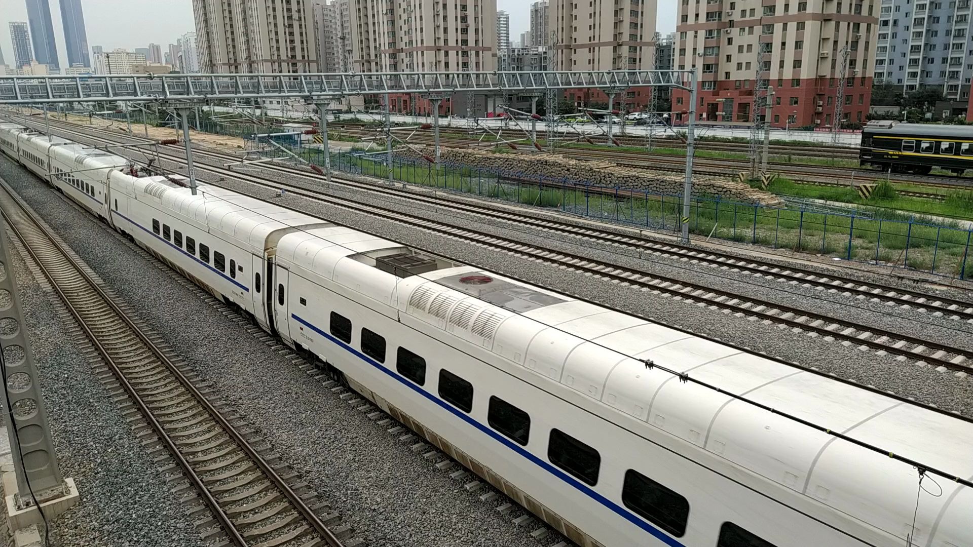 【铁路】CRH5G重连通过皇姑屯人行桥_哔哩哔哩_bilibili