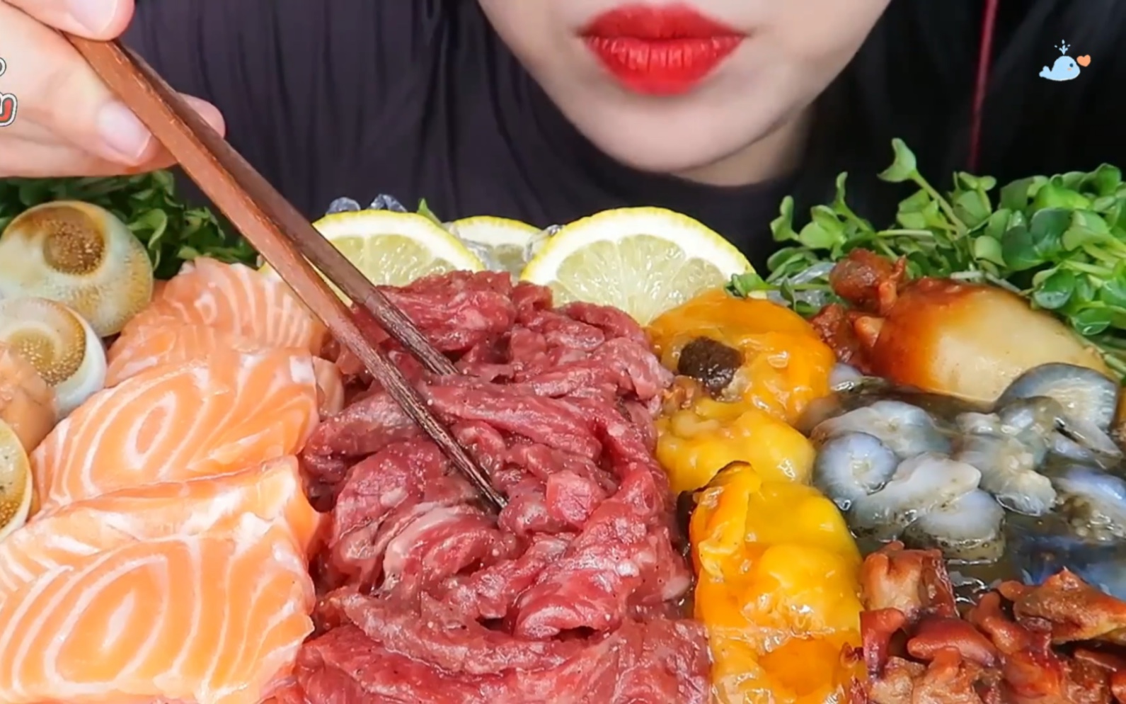 【只有吃和咽】Hongyu 海鲜+生牛肉（海参三文鱼等）咀嚼加速超过瘾！-微甜的鱼-微甜的鱼-哔哩哔哩视频