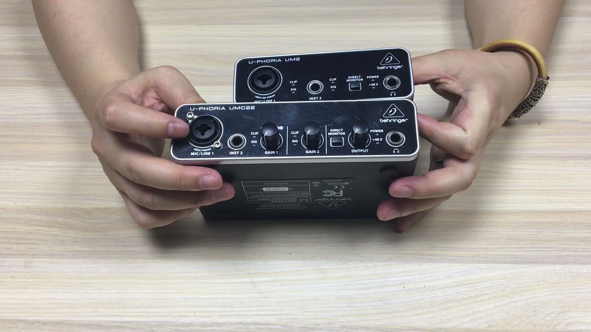 【电音公社】Behringer百灵达UM2声卡和UMC22声卡的区别_哔哩哔哩_bilibili