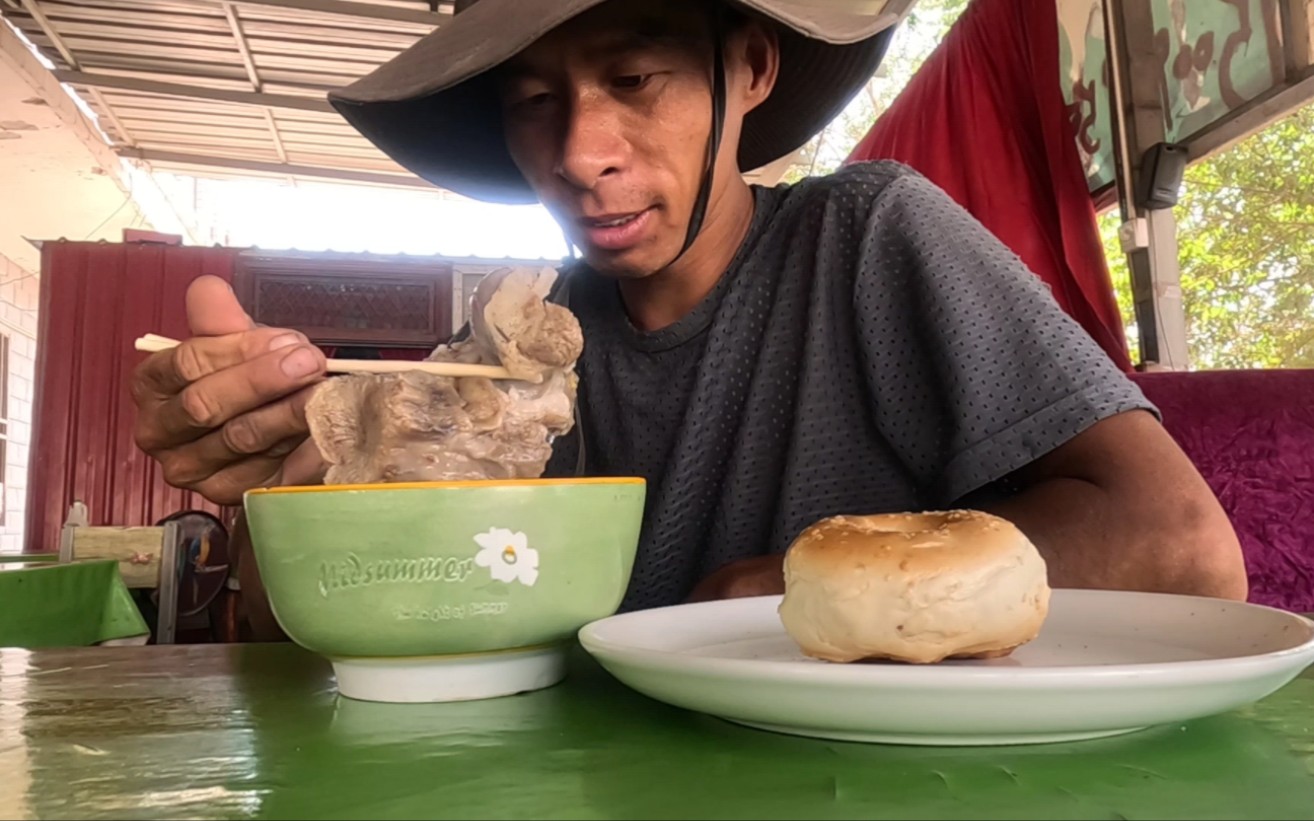 买一碗骨头汤喝，还有那么大一块骨头吃，大骨头吃起来过瘾-带床去旅行-带床去旅行-哔哩哔哩视频