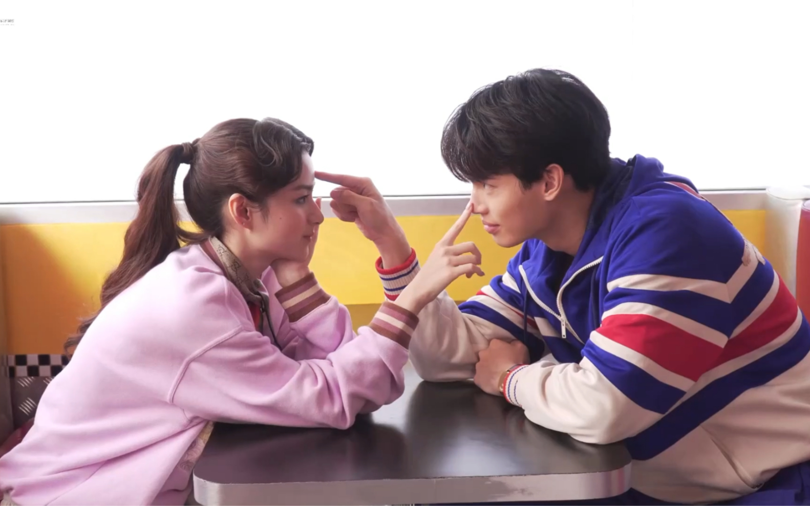 来看戏外的西门小优WinPrim最新采访!私底下两人是不是了解彼此呢？ELLEThailand电子刊一月创刊号封面采访_哔哩哔哩_bilibili