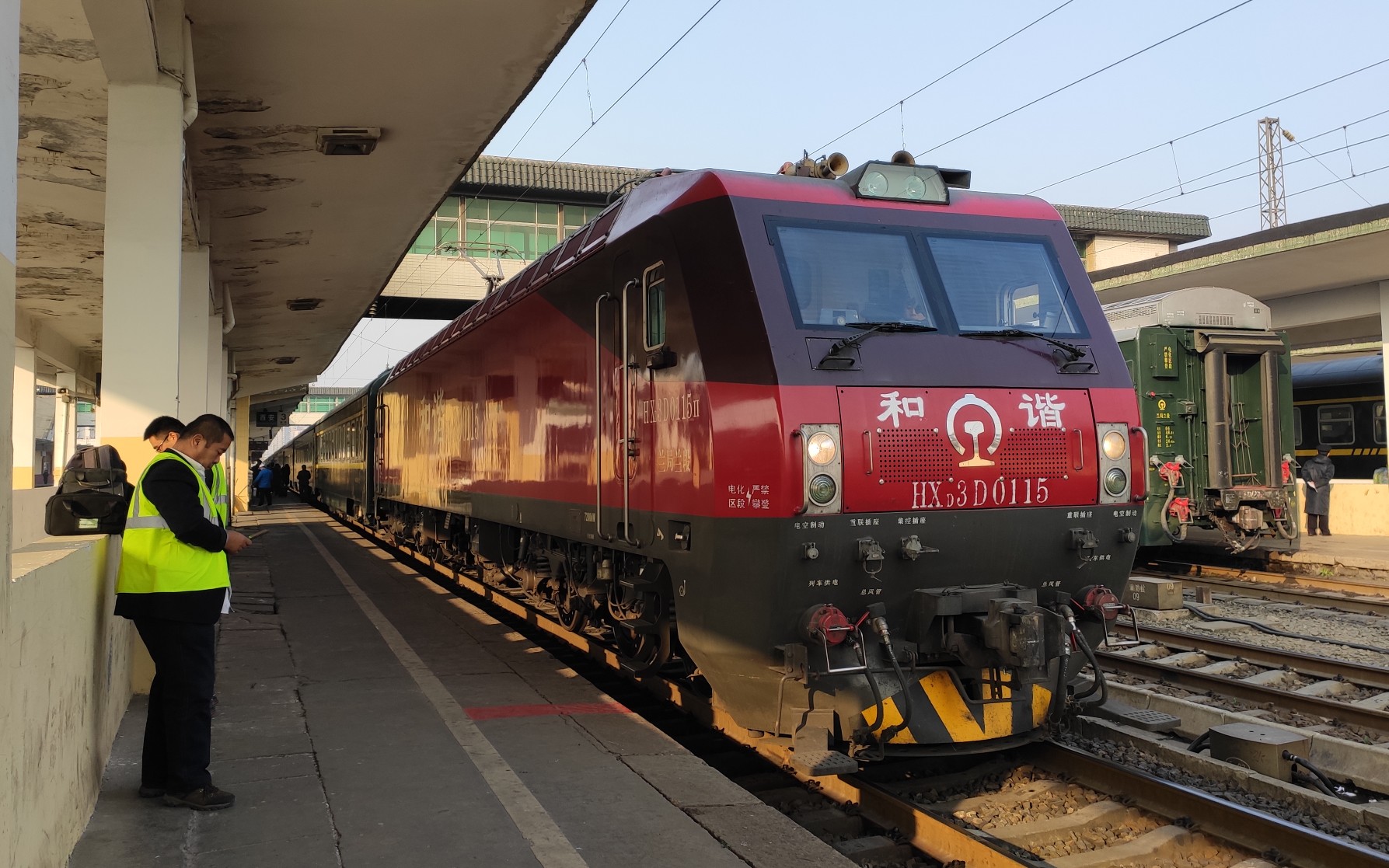 【中国铁路】HXD3D0115 Z378次（西宁—上海）2020年1月1日西安站3站台7道发车 青藏25T&BSP混编_哔哩哔哩_bilibili