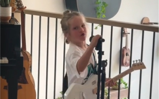 小孩版《whatever》现已发行！-WOTE逃离地球乐队-WOTE逃离地球乐队-哔哩哔哩视频