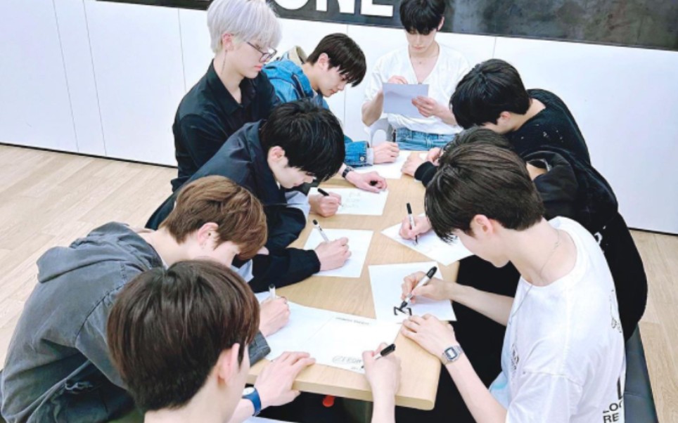 【ZB1】成员们手绘版ZB1 Logo公开！-ZB1_ZEROBASEONE-ZB1_ZEROBASEONE-哔哩哔哩视频