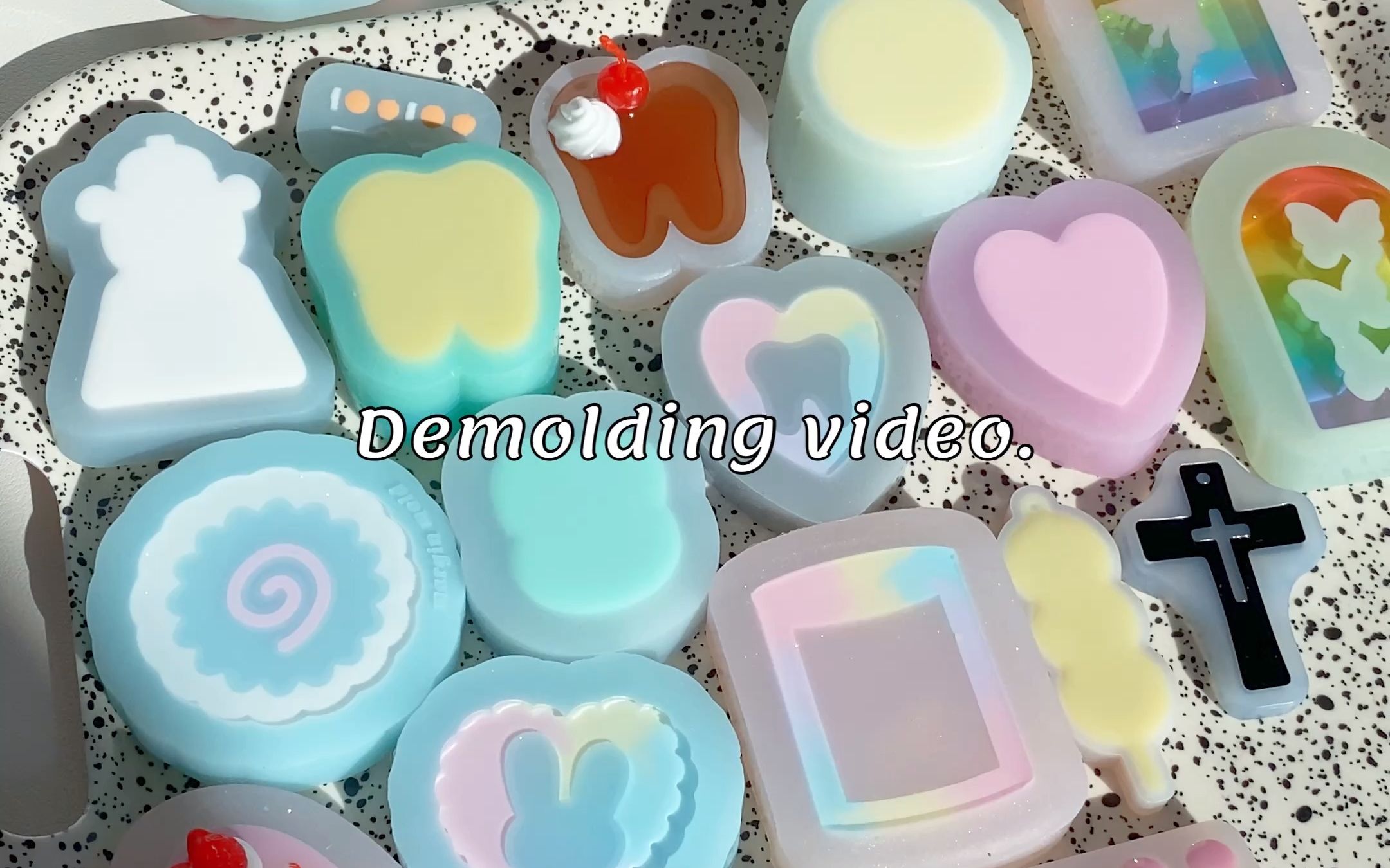 【xiaoli滴胶】今天就浅浅发个脱模视频吧~-xiaoli_handmade-xiaoli_handmade-哔哩哔哩视频