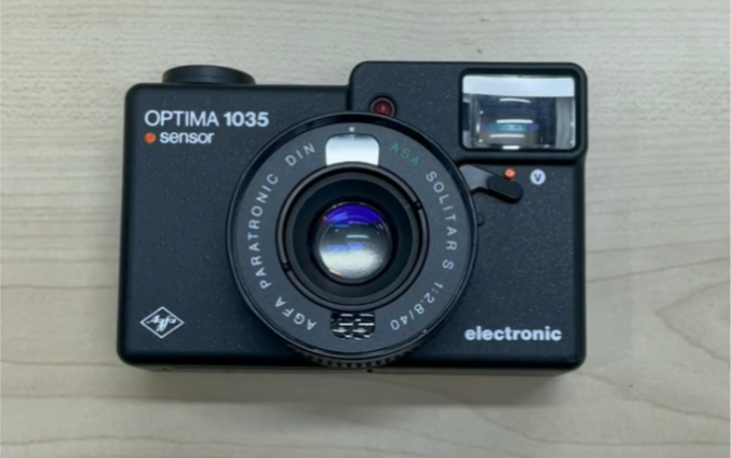 [中英双语] 爱克发大红钮 | Optima 1535 (grainydays)