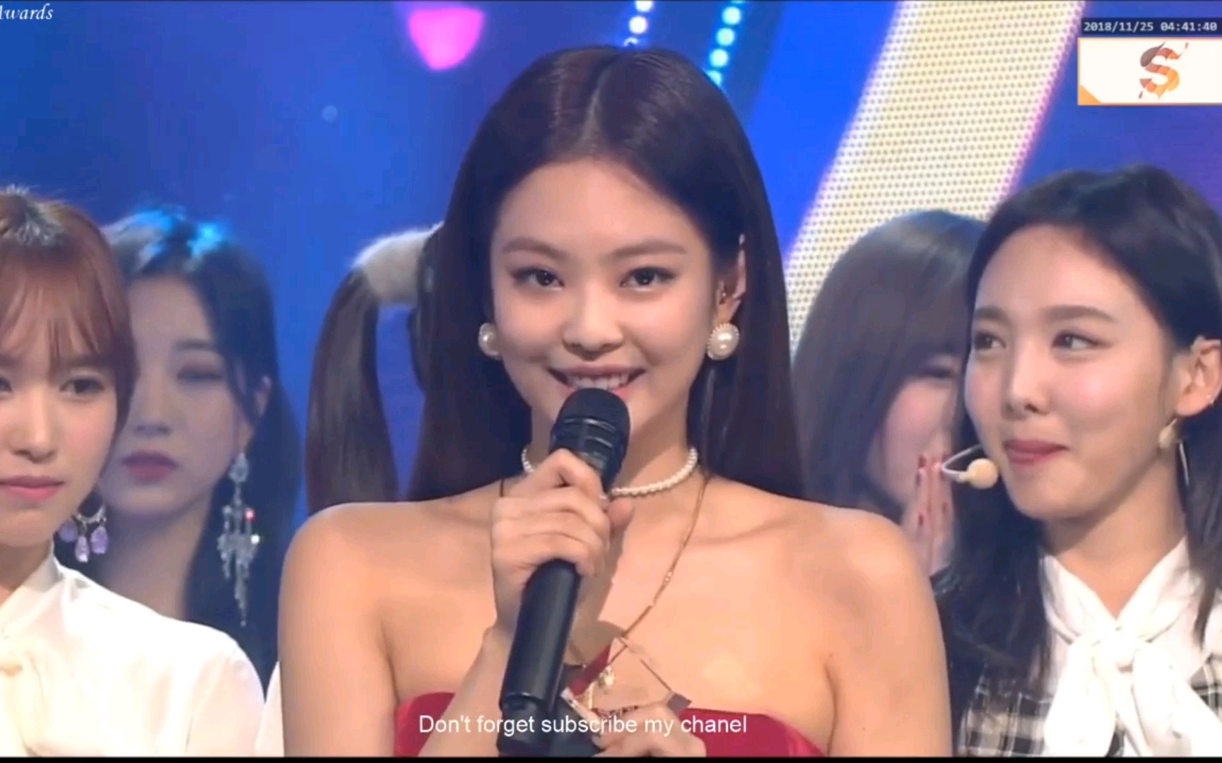 【BLΛƆKPIИK】Jennie SOLO 首秀即一位舞台及受赏(181125人气歌谣)_哔哩哔哩_bilibili
