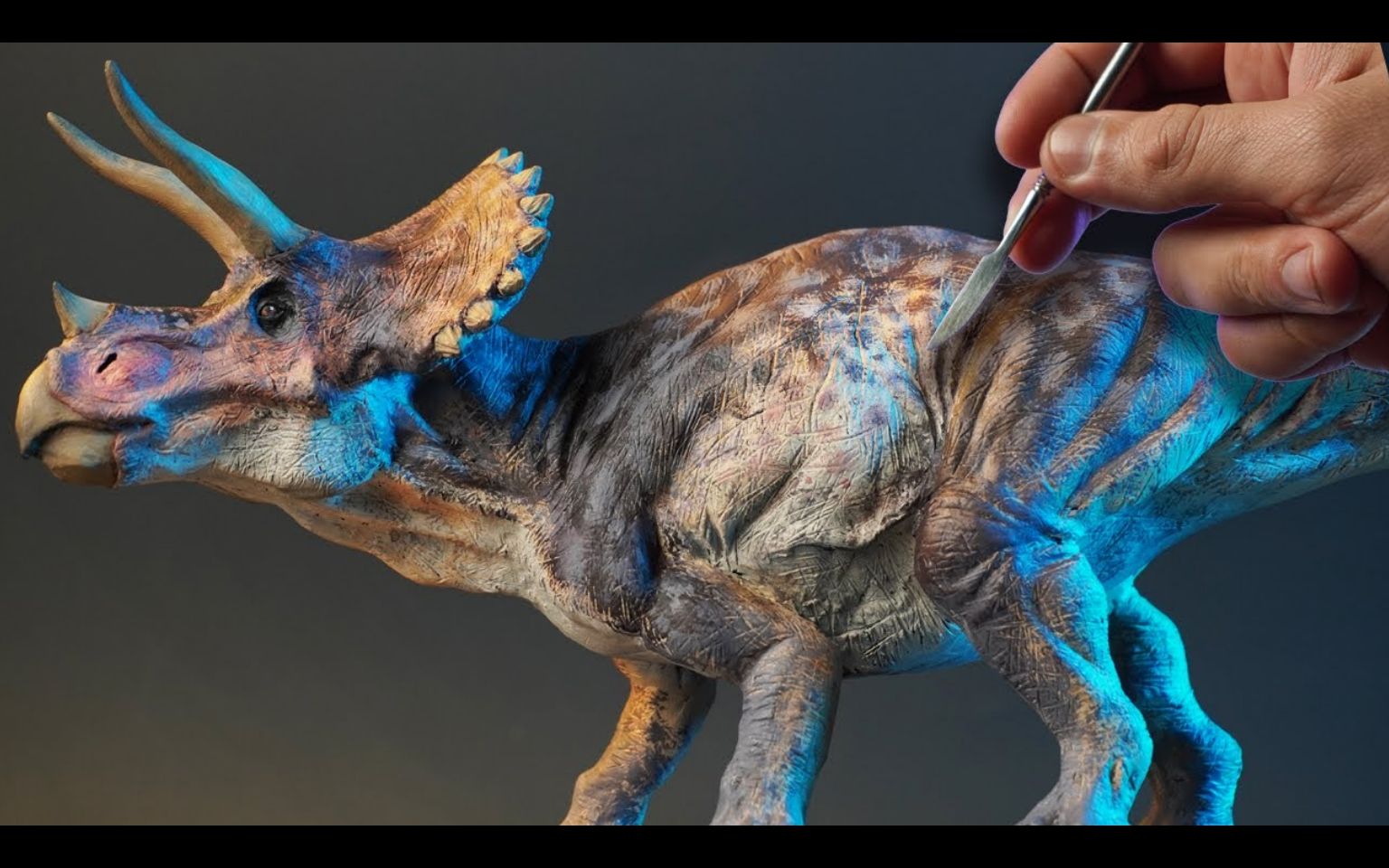 【雕塑】大佬制作《侏罗纪公园》三角龙粘土雕像 | 作者：Dr. Garuda