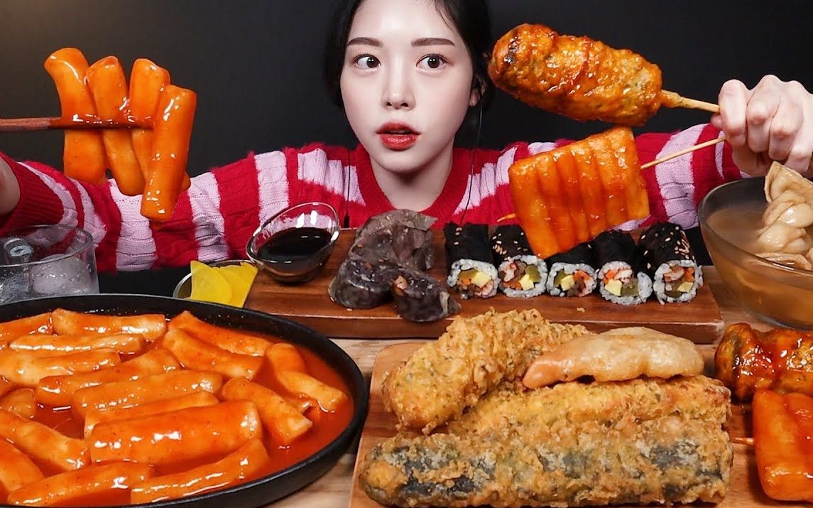 【BOKI中字】街头小吃特辑——炒年糕、米肠串、超大鱿鱼炸物、迷你紫菜卷、筋道的口感浓郁的酱汁-BOKI中字-BOKI中字-哔哩哔哩视频