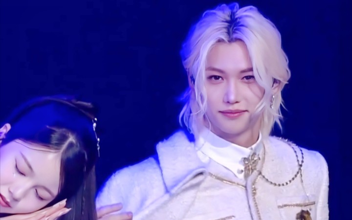 Felix友情出演！【NIZIU】SBS歌谣大战HEARTRIS(圣诞特别版)舞台！-嗑糖少女000-嗑糖少女000-哔哩哔哩视频