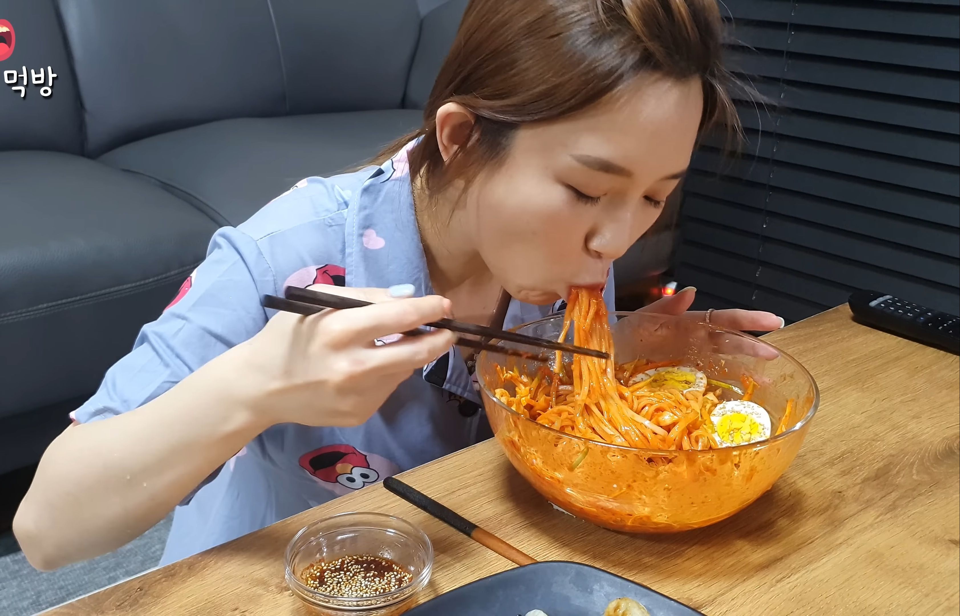 【韩国吃播Hamzy】2020.07.01更新 凉拌刀削面、虾仁煎饺-小嘴儿叭不停-小嘴儿叭不停-哔哩哔哩视频