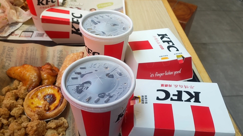旅游中午饿了，KFC吃了两个汉堡，若干小食，两杯可乐，真过瘾_哔哩哔哩_bilibili