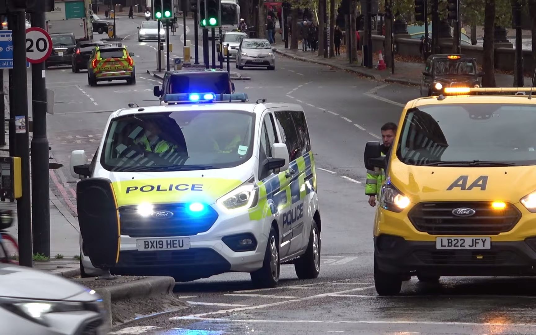 英国大都会警察护送VIP