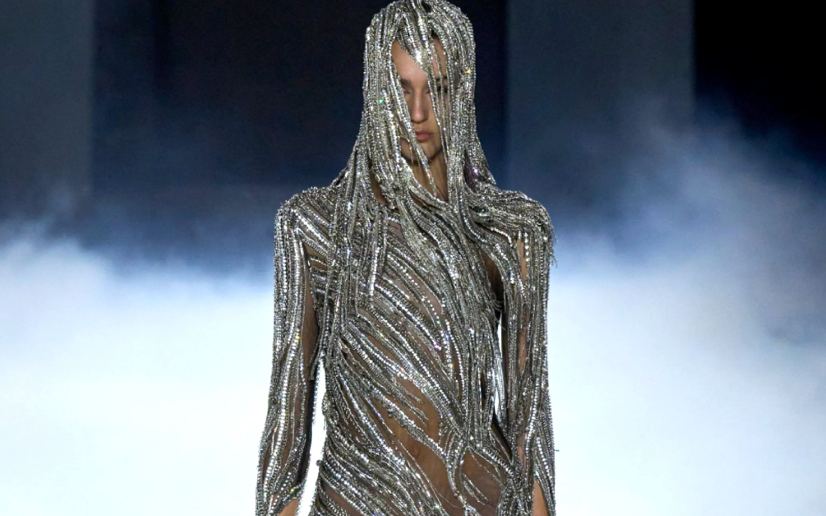 菜鸟设计师让麦昆起死回生？时尚圈大逃杀，最后幸存的可能是ta？深度解析「Alexander McQueen 麦昆2025春夏女装秀场」 ...