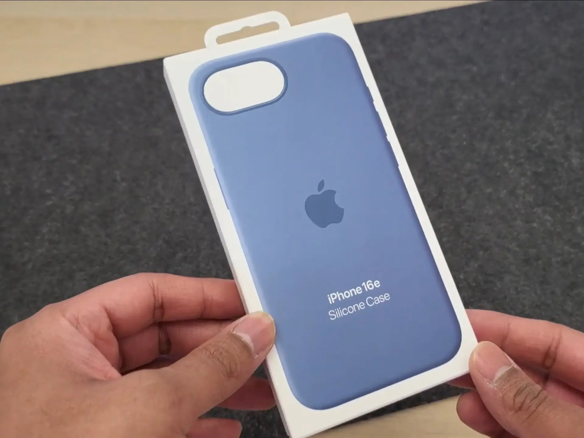【开箱】iPhone 16e 手机壳 Silicone Case in Winter Blue 蓝色_哔哩哔哩_bilibili