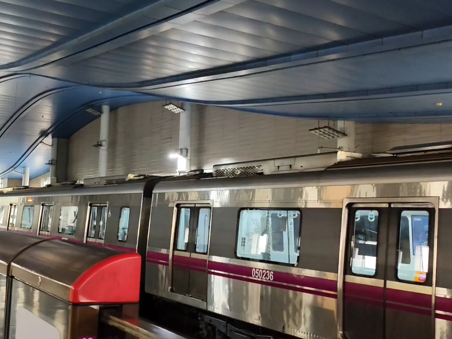 北京地铁5号线天通苑北站两组DKZ13型电客车分别出站和折返_哔哩哔哩_bilibili