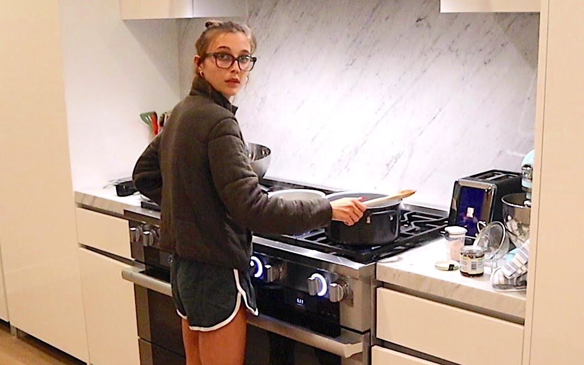【emma chamberlain】u totally caught me making soup_哔哩哔哩_bilibili
