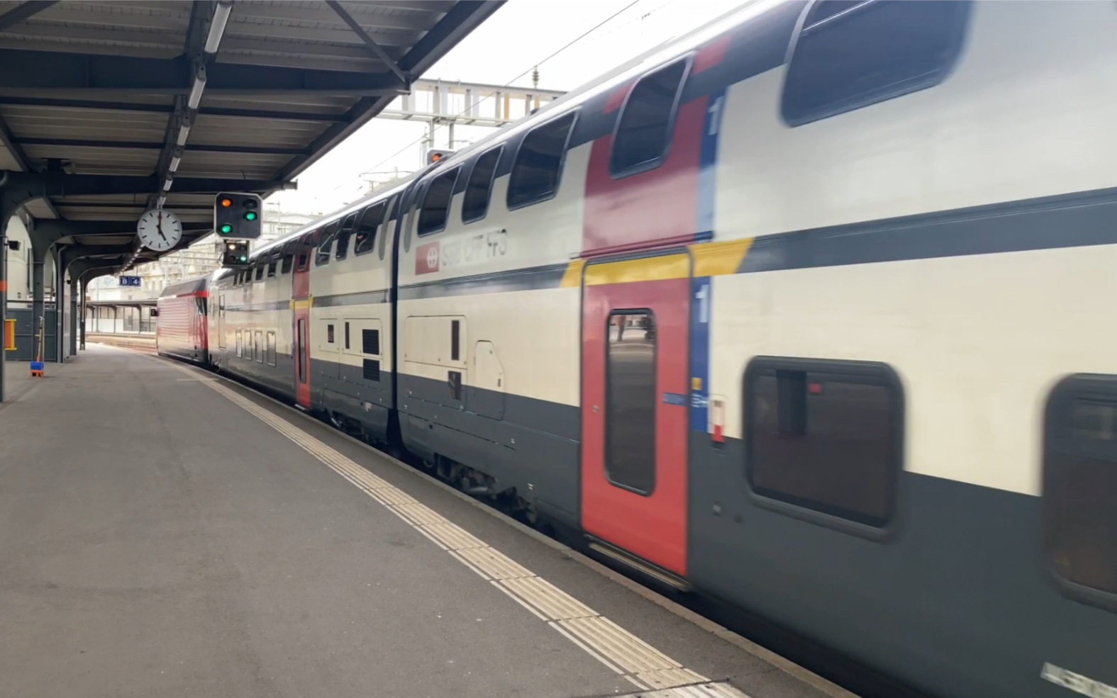 瑞士联邦铁路RE460电力机车双层动集IR15线Luzern琉森（卢塞恩）方向列车Geneve日内瓦车站出站发车_哔哩哔哩_bilibili